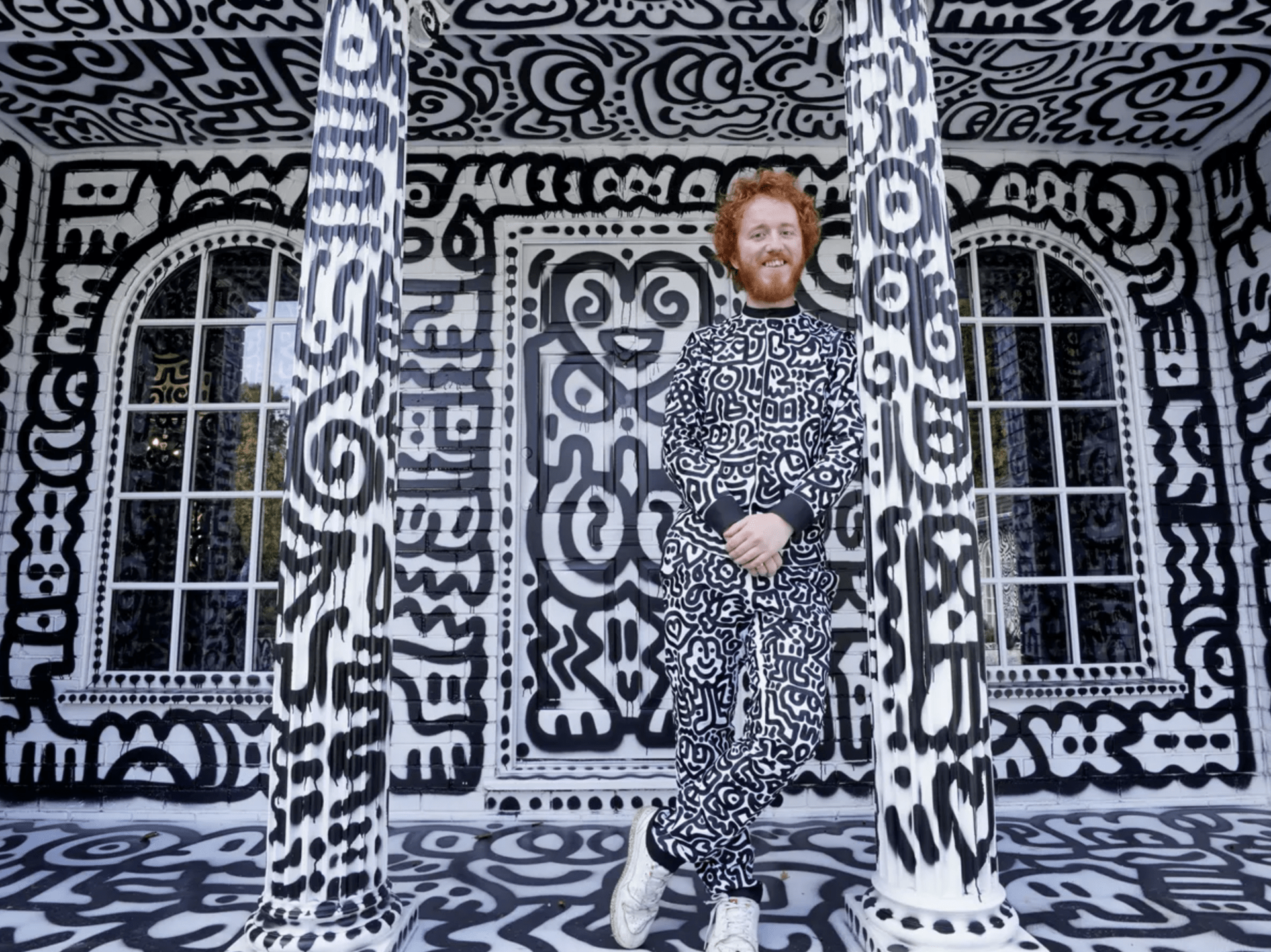 Καλλιτέχνης ζωγράφισε κάθε σπιθαμή του σπιτιού του με doodles μέσα στα lockdown | LiFO